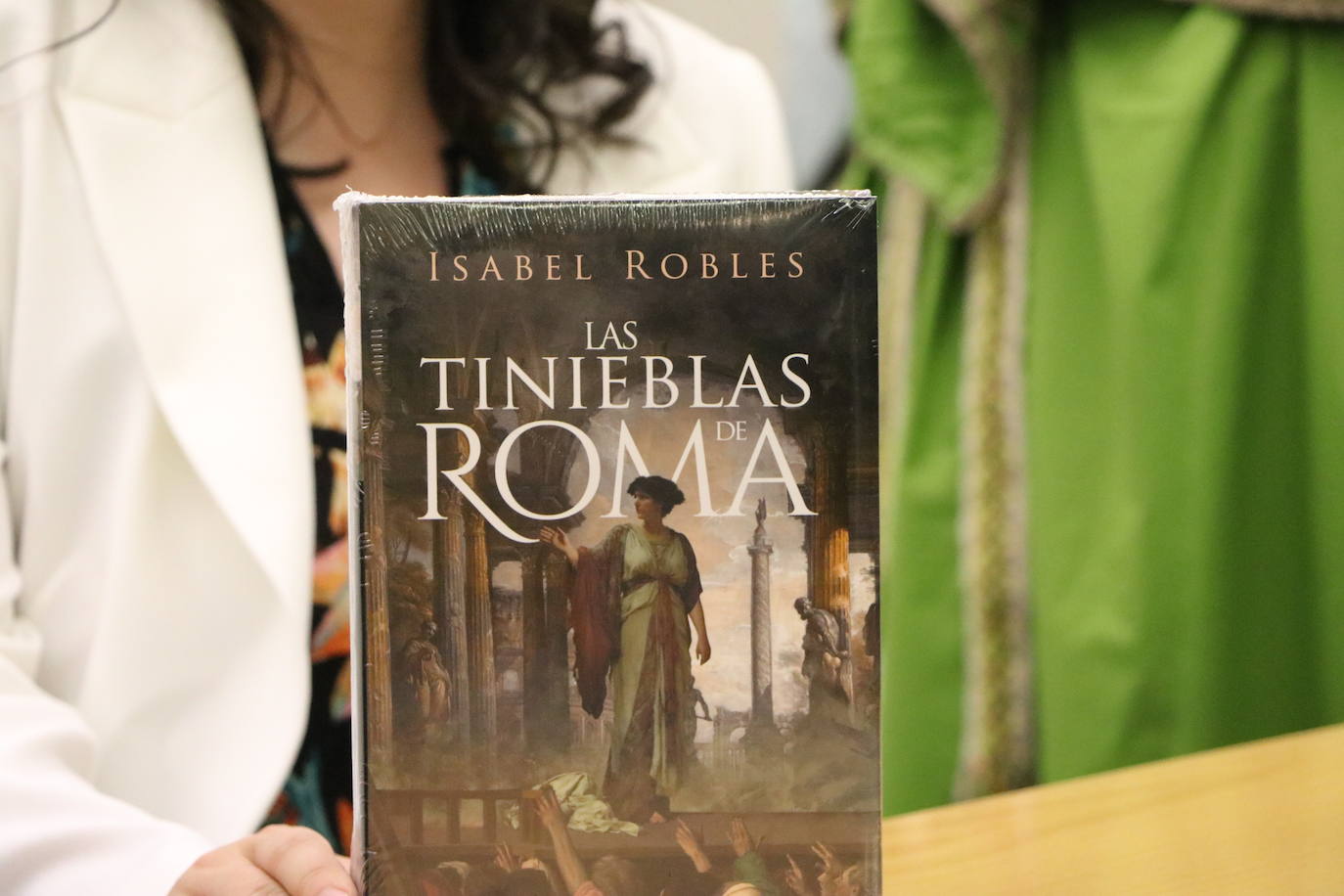 La leonesa Isabel Robles presenta la novela 'Las tinieblas de Roma' | leonoticias.com